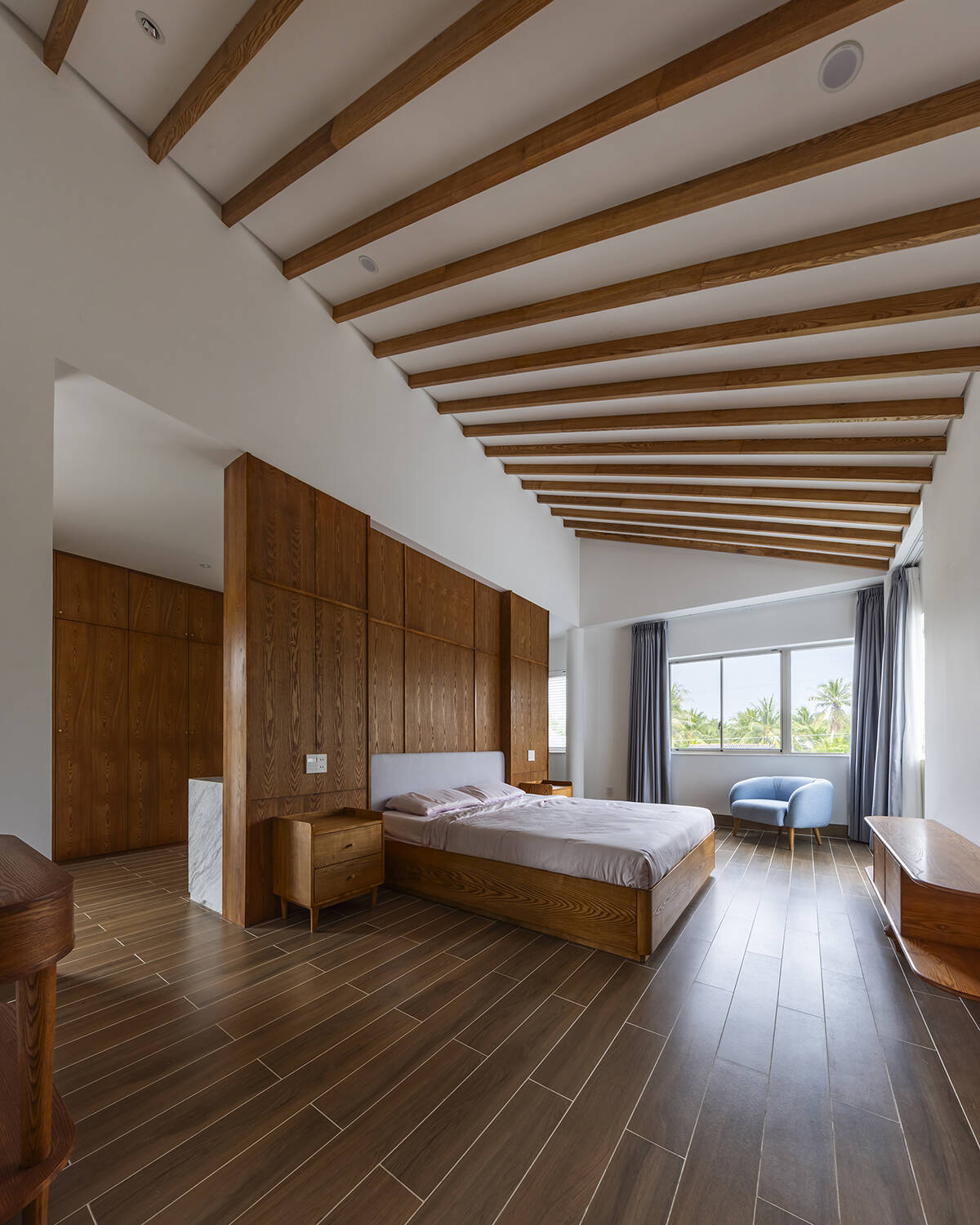 Touch House: Kết nối ba thế hệ bằng kiến trúc bê tông và sân vườn ...
