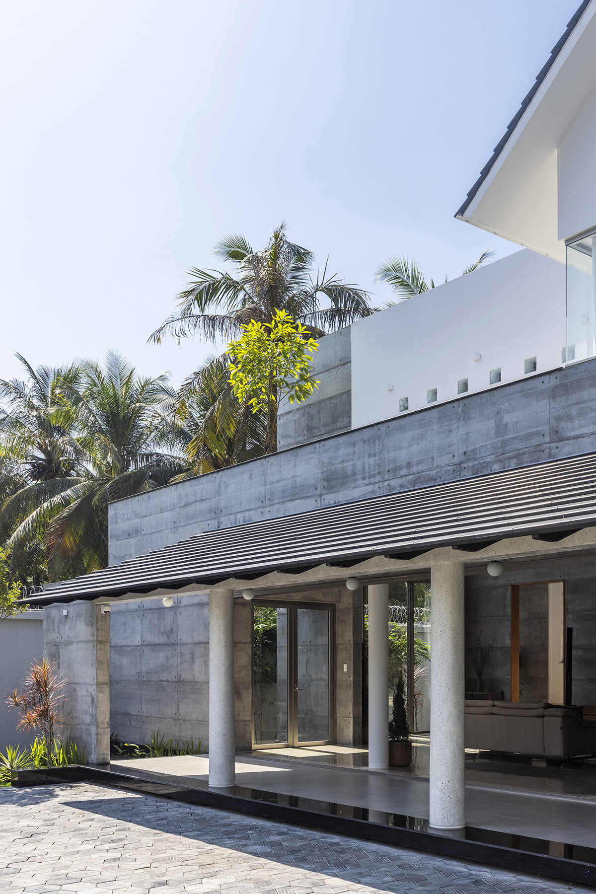 Touch House: Kết nối ba thế hệ bằng kiến trúc bê tông và sân vườn ...